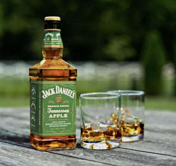JACK DANIEL'S APPLE CHEGA AO BRASIL - Mesa de bar