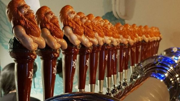 A REINVENÇÃO DO MAD DWARF - Mesa de bar