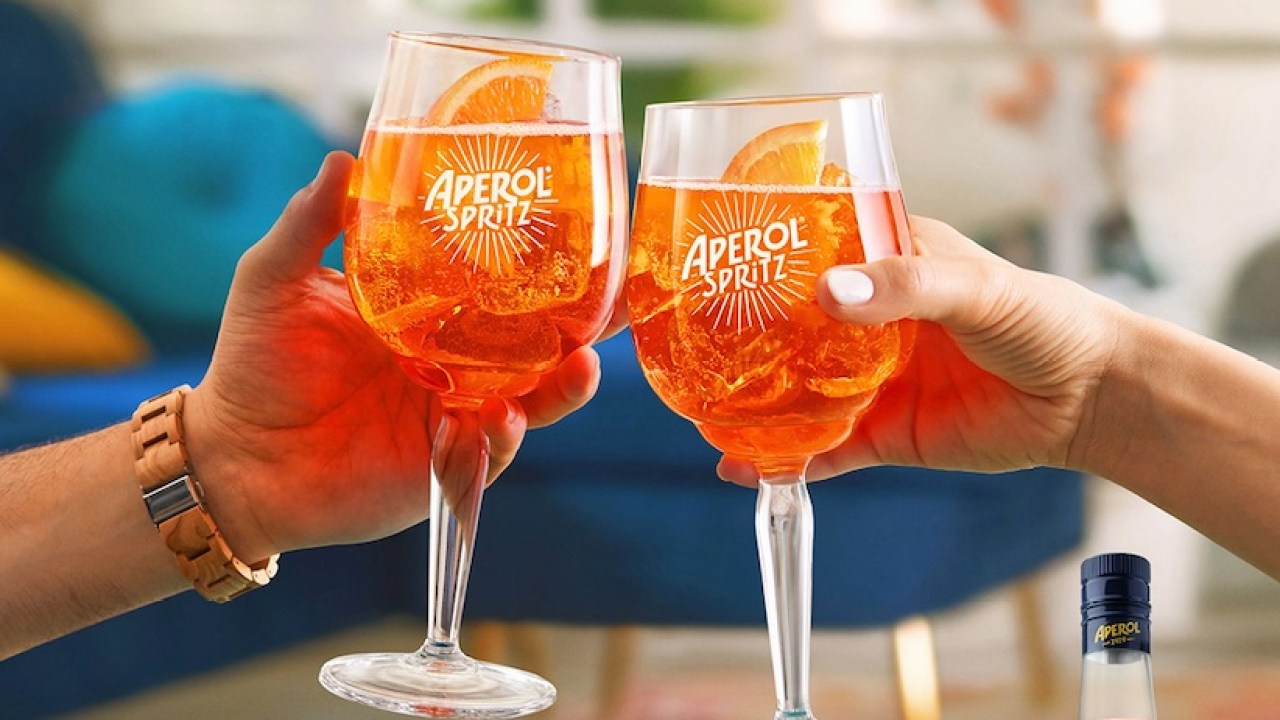 APEROL QUER SER O FAVORITO DA HAPPY HOUR - Mesa de bar