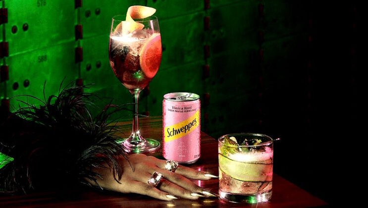 SCHWEPPES LANÇA TÔNICA ROSÉ NO BRASIL - Mesa de bar