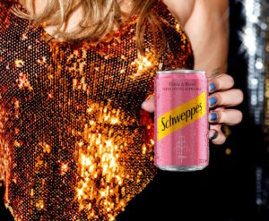 SCHWEPPES LANÇA TÔNICA ROSÉ NO BRASIL - Mesa de bar