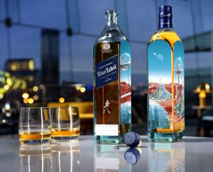 BLUE LABEL CELEBRA 200 ANOS COM RÓTULOS FUTURISTAS - Mesa de bar