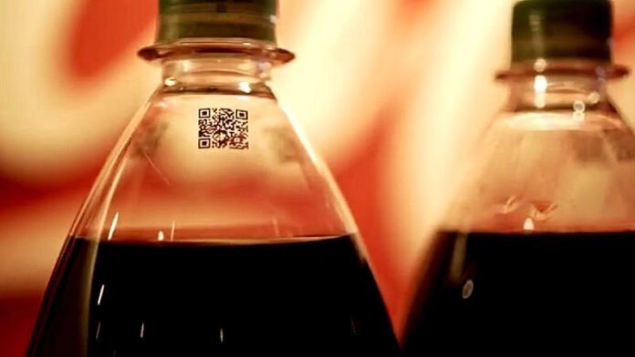 COCA-COLA IMPRIME QR CODE 2D NAS GARRAFAS RETORNÁVEIS - Mesa de bar